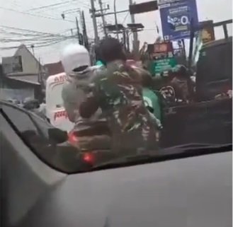 Asyik Geber-Geber Motor di Lampu Merah, Anak Remaja Ini Ditempeleng TNI | merdeka.com