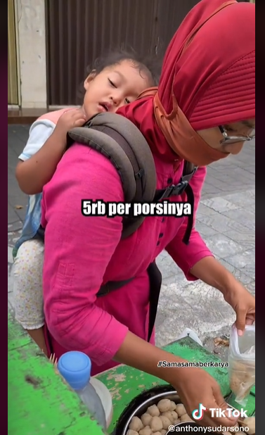 Semangat Ibu Pedagang Bakso Keliling, Sambil Gendong Anak Jalan Kaki 30 Km Bikin Pilu | merdeka.com