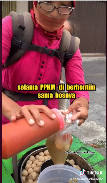 Semangat Ibu Pedagang Bakso Keliling, Sambil Gendong Anak Jalan Kaki 30 Km Bikin Pilu | merdeka.com