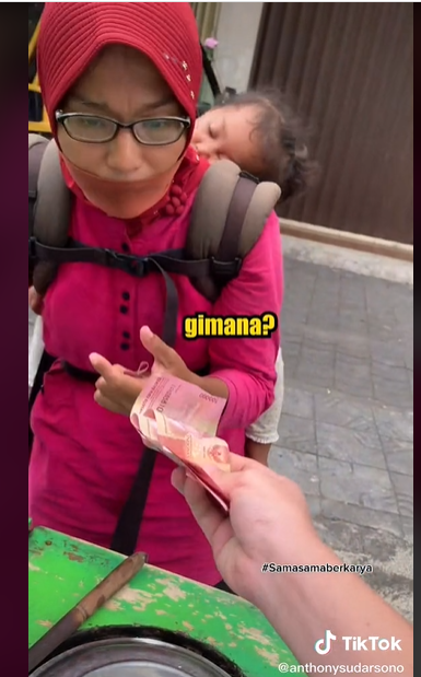 Semangat Ibu Pedagang Bakso Keliling, Sambil Gendong Anak Jalan Kaki 30 Km Bikin Pilu | merdeka.com