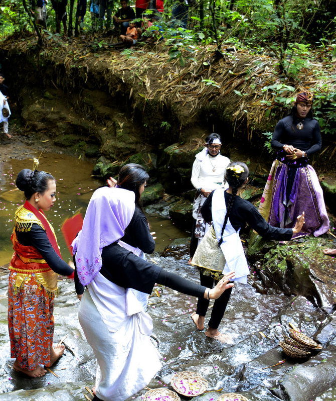 Menilik Ritual Tapak Kuda Sembrani, Dipercaya Bisa Sembuhkan Penyakit Mata | merdeka.com