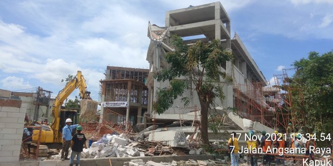 Renovasi SMA 96 Jakarta Ambrol, 4 Pekerja Luka-Luka | merdeka.com