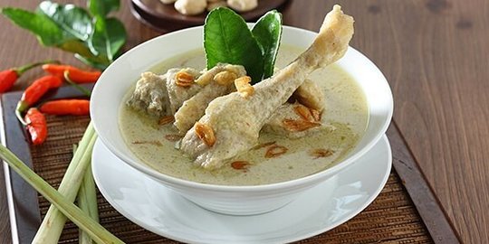 Resep Opor Ayam Putih yang Enak ala Rumahan, Sajian Gurih Khas Lebaran | merdeka.com