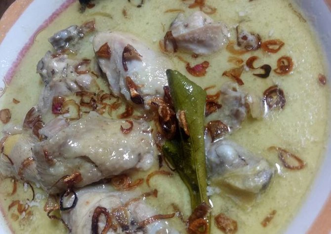 Resep Opor Ayam Putih yang Enak ala Rumahan, Sajian Gurih Khas Lebaran | merdeka.com