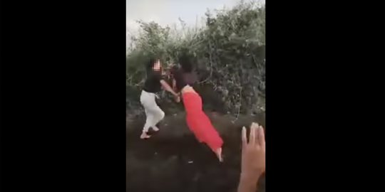 Viral Remaja Putri di Bali Baku Hantam Karena Rebutan Cowok | merdeka.com Viral Remaja Putri di Bali Baku Hantam Karena Rebutan Cowok | merdeka.com