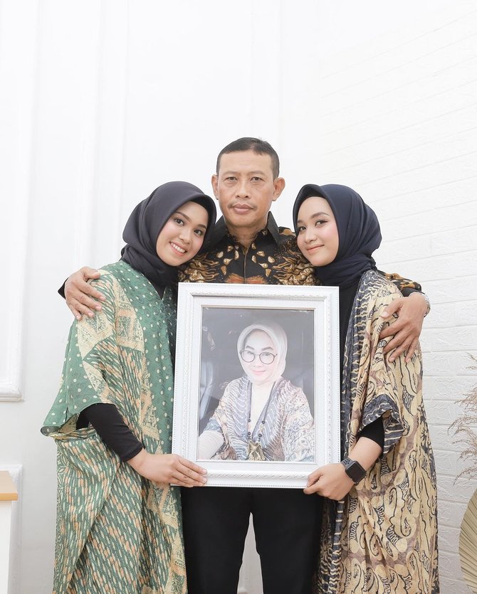 Potret Cantik Kakak Beradik Sukses jadi TNI, Foto Ibu yang Dipegang ...