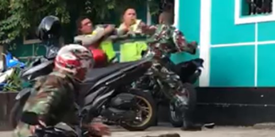 Kronologi Baku Hantam Anggota TNI dan Polisi di Maluku | merdeka.com Kronologi Baku Hantam Anggota TNI dan Polisi di Maluku | merdeka.com