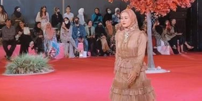 Gaya 4 Seleb Indonesia saat Fashion Show di Luar Negeri, Ada yang Unik ...