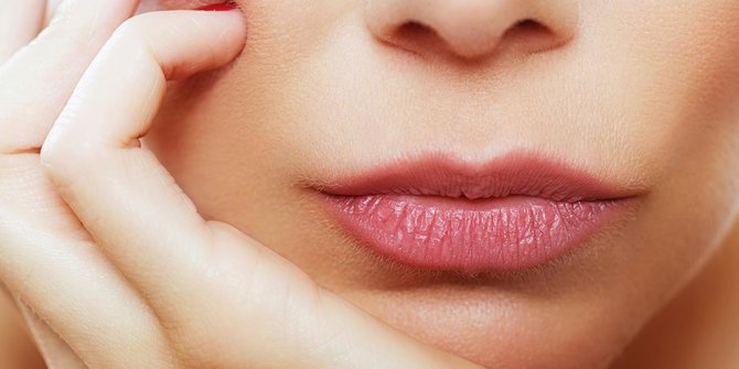 6 Tips Mengatasi Bibir Kering dan Pecah-Pecah dengan Efektif, Wajib Dicoba | merdeka.com
