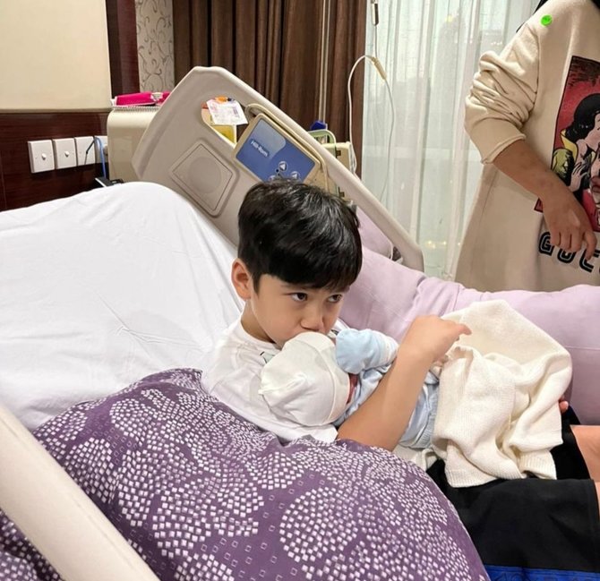 Jadi Kakak, Ini 4 Potret Menggemaskan Rafathar Gendong Baby R Pertama Kali | merdeka.com