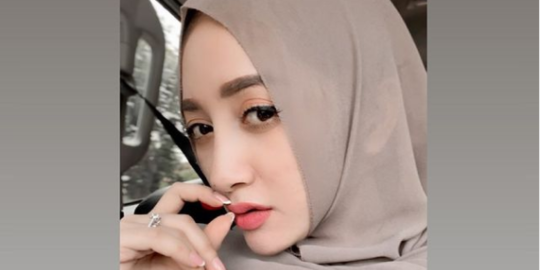 5 Potret Angel Emitasari Tampil Berhijab, Pedangdut Viral yang Jadi Kades di Lamongan
