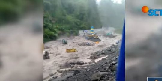 Banjir Lahar Dingin Terjang Kawasan Proyek Lereng Merapi, Truk dan Alat Berat Hanyut | merdeka.com