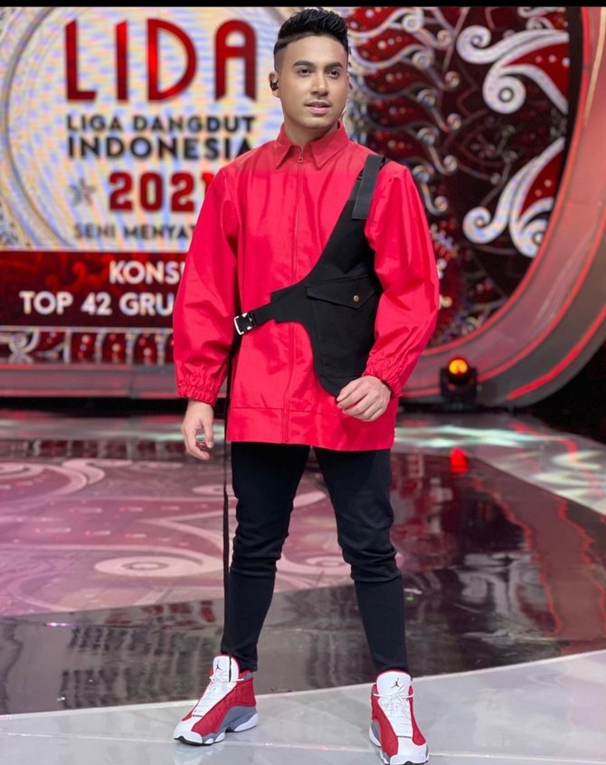 Tampil Beda, Ini 4 Potret Gunawan LIDA 'Pintu Berkah' saat di Panggung ...