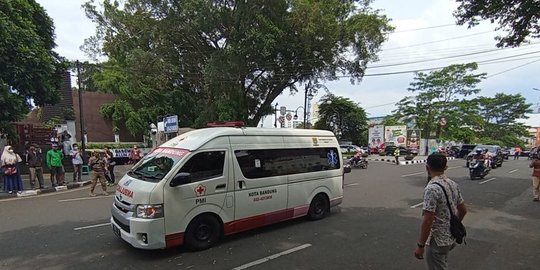 Ambulans Bawa Jenazah Wali Kota Bandung Tiba di Pendopo Rumah Dinas | merdeka.com