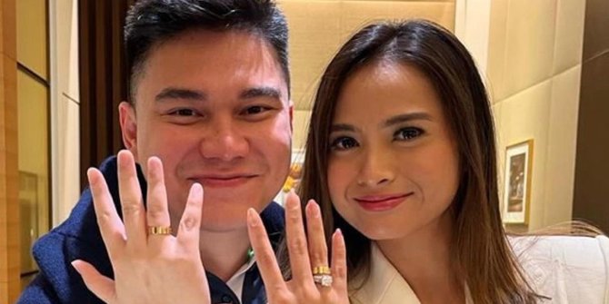 Potret Romantis Acha Septriasa dan Suami di Momen Anniversary ...