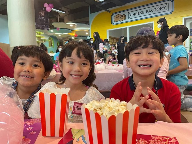 Potret Rafathar dan Gempi Sama-sama 'Pamer' Gigi Ompong, Ekspresinya ...