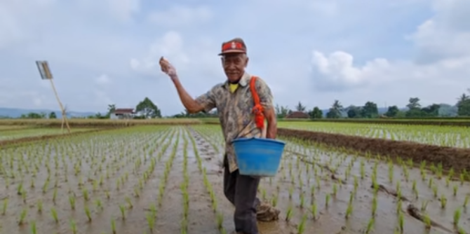 Miliki Sawah Luas Kakek Ini Pilih Tinggal di Gubuk Sederhana | merdeka.com Miliki Sawah Luas Kakek Ini Pilih Tinggal di Gubuk Sederhana | merdeka.com