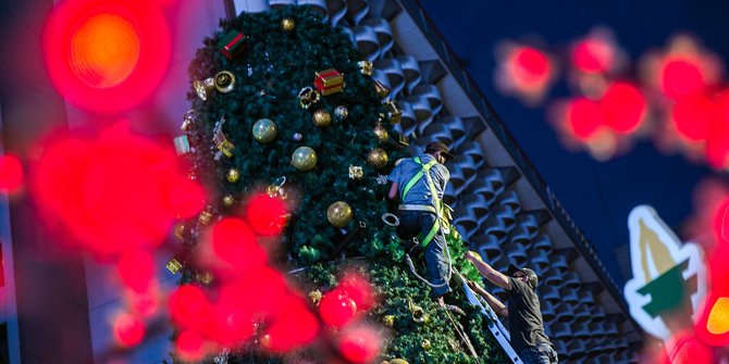 Pohon Natal Gereja Surabaya Dihias Ornamen Nusantara, Raja Pakai Batik ...