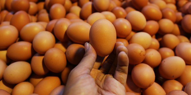 Permintaan Meningkat, Harga Cabai Hingga Telur Ayam Meroket Jelang Akhir Tahun | merdeka.com