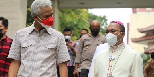 Berlangsung Hangat, Ini Momen Pertemuan Ganjar Pranowo dengan Uskup ... Berlangsung Hangat, Ini Momen Pertemuan Ganjar Pranowo dengan Uskup ...