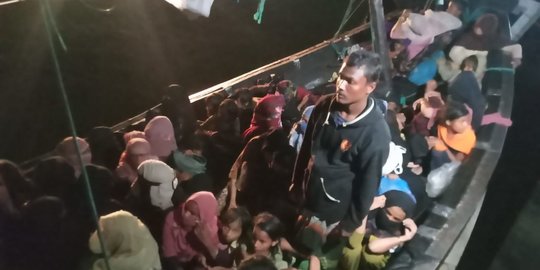 Ratusan Etnis Rohingya yang Terombang Ambing di Laut Dievakuasi ke Aceh | merdeka.com