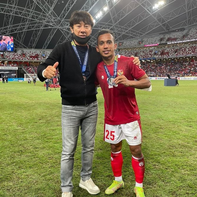 Shin Tae-yong Foto Bareng Pemain Timnas, Pose sama Penyerang Dedik Jadi Omongan | merdeka.com