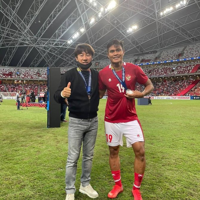 Shin Tae-yong Foto Bareng Pemain Timnas, Pose sama Penyerang Dedik Jadi Omongan | merdeka.com