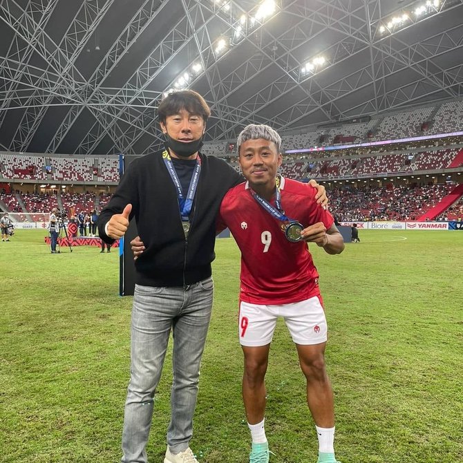 Shin Tae-yong Foto Bareng Pemain Timnas, Pose sama Penyerang Dedik Jadi Omongan | merdeka.com