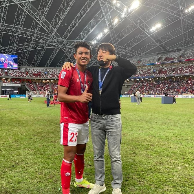 Shin Tae-yong Foto Bareng Pemain Timnas, Pose sama Penyerang Dedik Jadi Omongan | merdeka.com