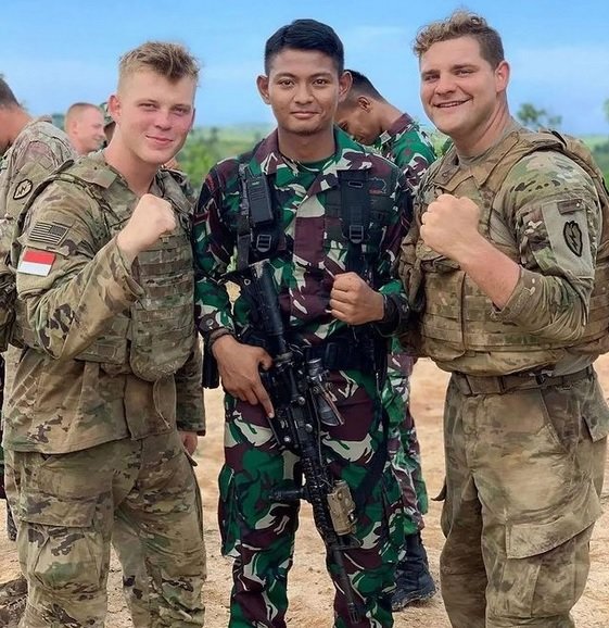 Potret TNI Diapit Dua Tentara Amerika, Intip Pesonanya Tak Terkalahkan ...