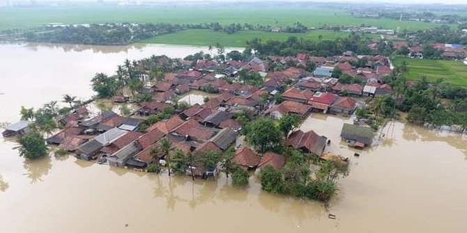 Dua Hari Diguyur Hujan Deras, Ratusan Rumah di Karawang Terendam Banjir | merdeka.com