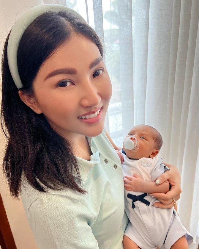 Potret Sarwendah Gendong Baby L, Netizen Ramai Komentar Begini ...