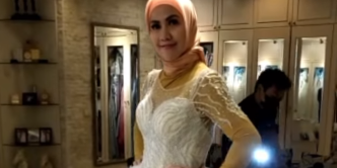 6 Momen Selebriti Fitting Baju Pernikahan, Terbaru Venna Melinda ... 6 Momen Selebriti Fitting Baju Pernikahan, Terbaru Venna Melinda ...