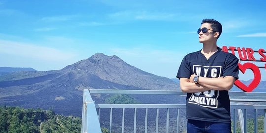 4 Gaya Liburan Indra Rooney Pemain Kisah Nyata Spesial, Kece | merdeka.com