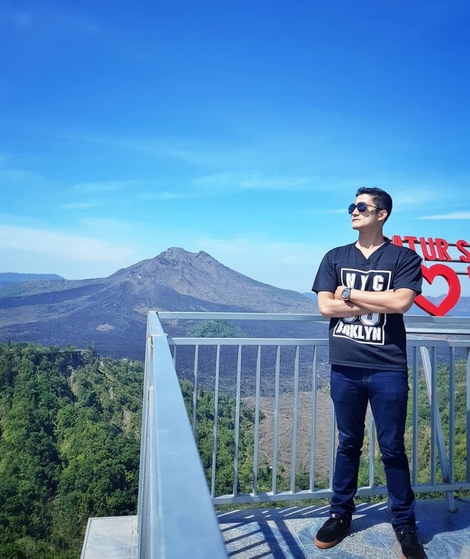 4 Gaya Liburan Indra Rooney Pemain Kisah Nyata Spesial, Kece | merdeka.com