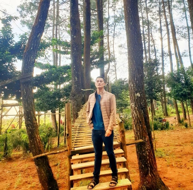 4 Gaya Liburan Indra Rooney Pemain Kisah Nyata Spesial, Kece | merdeka.com