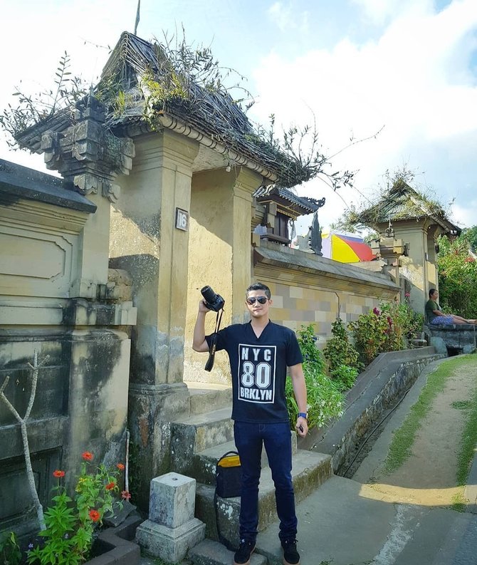 4 Gaya Liburan Indra Rooney Pemain Kisah Nyata Spesial, Kece | merdeka.com