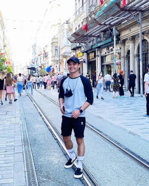 Intip Gaya Stylish Aiman Ricky Pemain Pintu Berkah saat Liburan di Luar ...