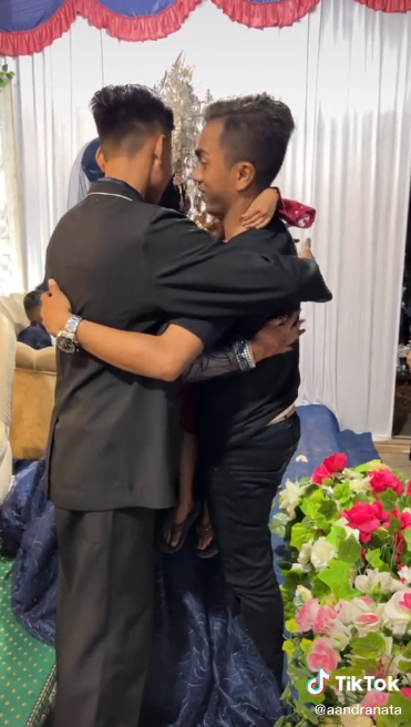 Momen Haru Pria Gendong Anak Hadiri Pernikahan Mantan Istri Sikapnya