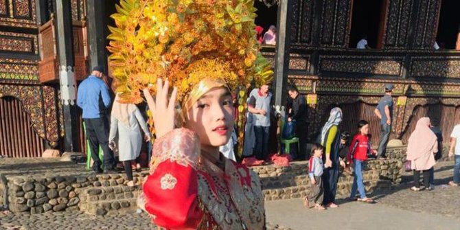 Dari Busana Adat Minang hingga Bali, Intip Pesona Fuji Pakai Baju ... Dari Busana Adat Minang hingga Bali, Intip Pesona Fuji Pakai Baju ...