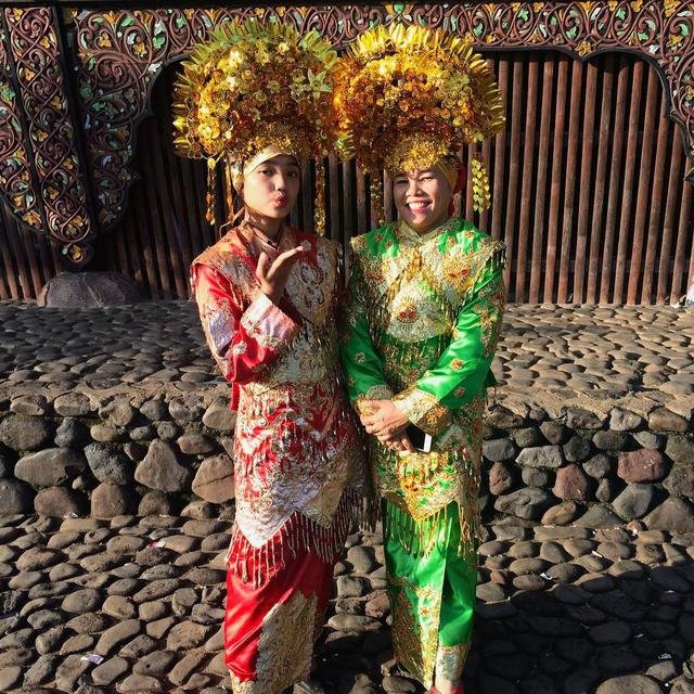 Dari Busana Adat Minang hingga Bali, Intip Pesona Fuji Pakai Baju ... Dari Busana Adat Minang hingga Bali, Intip Pesona Fuji Pakai Baju ...