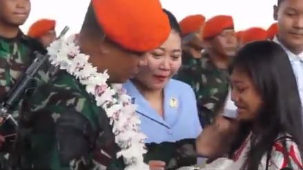 Momen Haru Prajurit Kopasgat Bertemu Keluarga, Anak Sampai Sesenggukan saat Dipeluk | merdeka.com