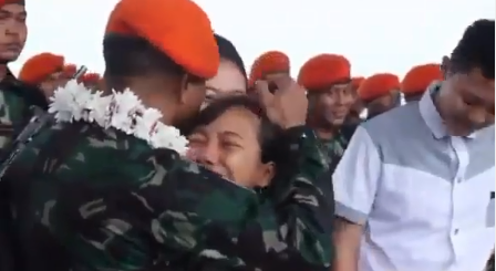 Momen Haru Prajurit Kopasgat Bertemu Keluarga, Anak Sampai Sesenggukan saat Dipeluk | merdeka.com