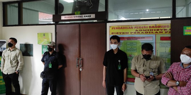 Tak Dihukum Mati, Herry Wirawan Divonis Penjara Seumur Hidup | merdeka.com