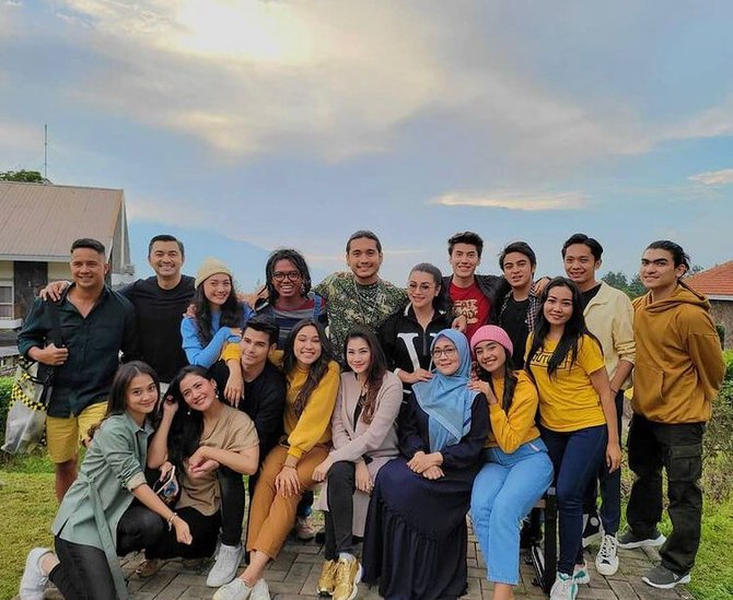4 Potret Uci Bing Slamet 'Love Story The Series', Tampil Awet Muda