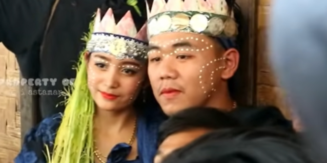 Melihat Pernikahan Pasangan Suku Baduy Luar, Baju Pengantinnya Unik | merdeka.com