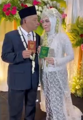 Menanti Selama Puluhan Tahun Kakek Ini Akhirnya Bisa Menikah Dengan