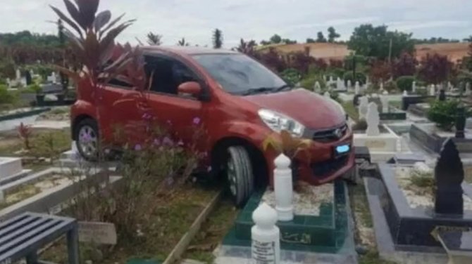 Mobil Ini Parkir di Tengah Kuburan, Alasannya Bikin Netizen Heran ...