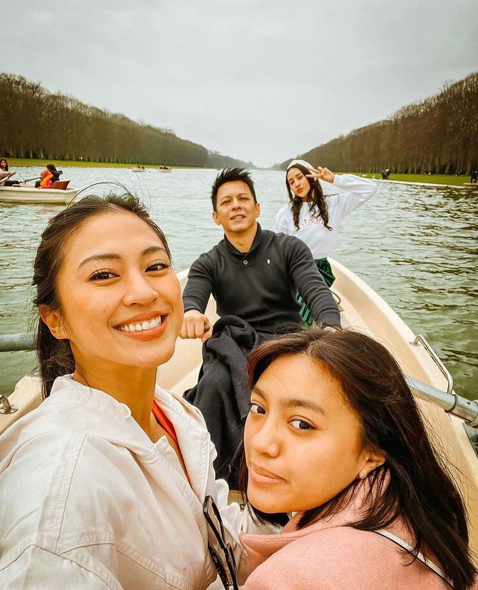 Potret Anya Geraldine saat di Paris, Momen bareng Ariel NOAH Curi Perhatian | merdeka.com