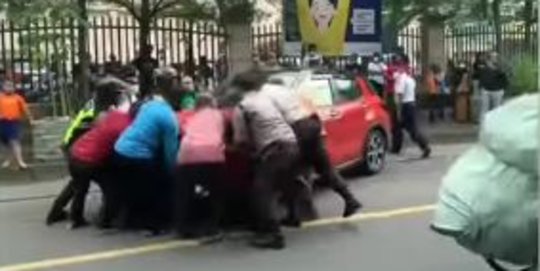 Viral Mobil Parkir di Rel Kereta Api Solo, Aksi Warga dan Polisi Ini ...